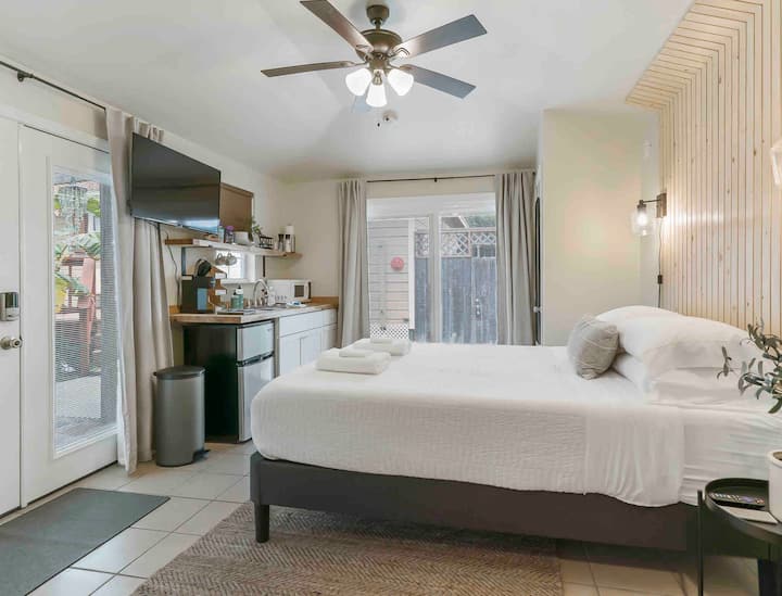 Walk To Beach, Off Street Parking - Galveston