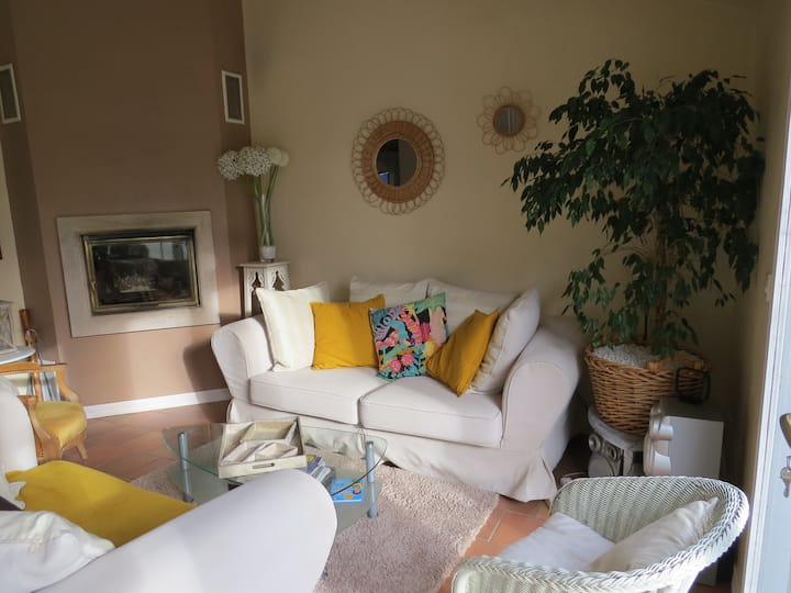 Chambre Dans Maison
Et Stationnement Sécurisé. - Saran