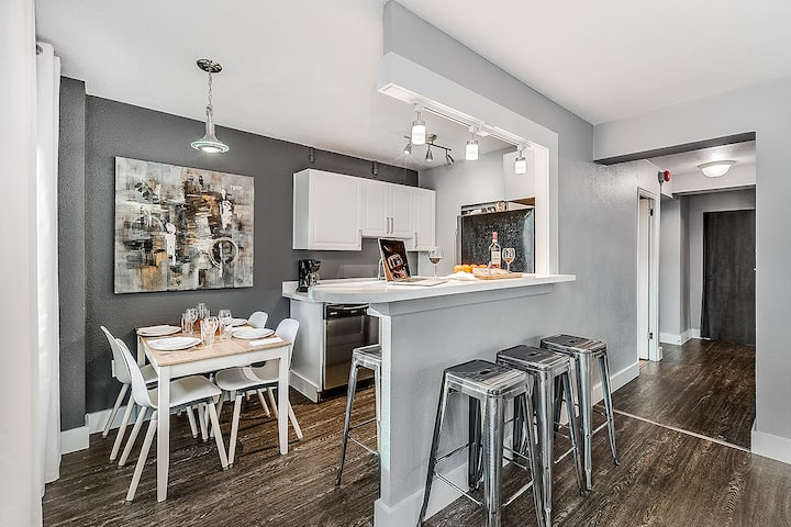 Holiday Special 50% Off Nightly Rate Til New Year! - Seattle, WA