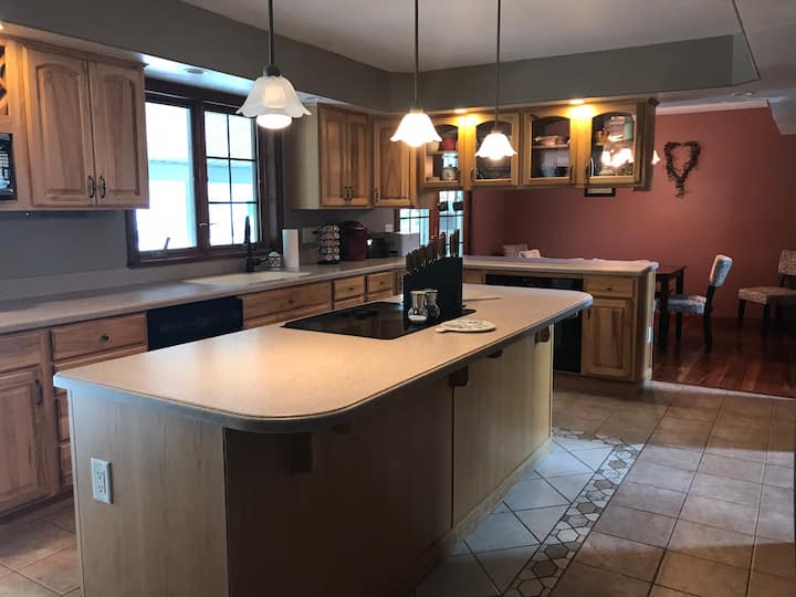 *Gotl Cape Cod Open 3 Kings / 2 Twins Beds 2 Bath* - Geneva, OH