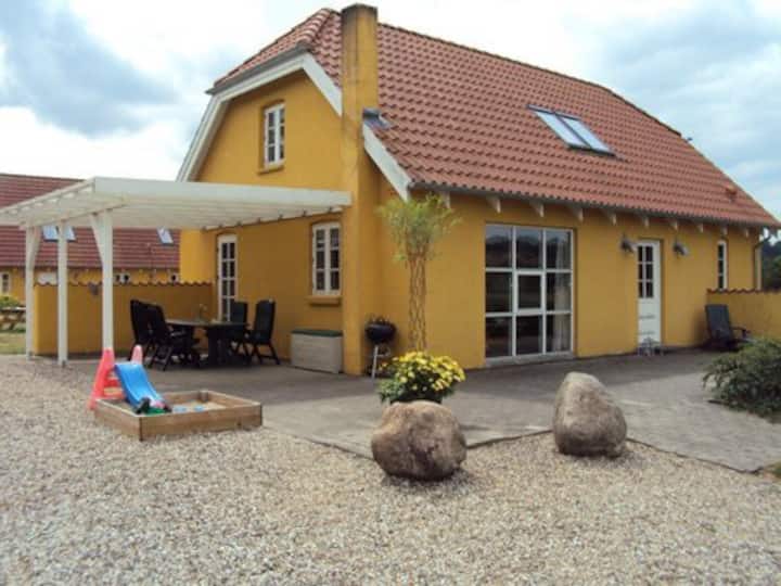 Bondegårdsferie. Stort Hus, Legeplads Og Klappedyr - Denmark