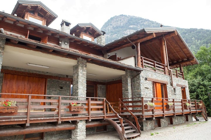 Large Apartment In Antey St Andre - Saint-Vincent