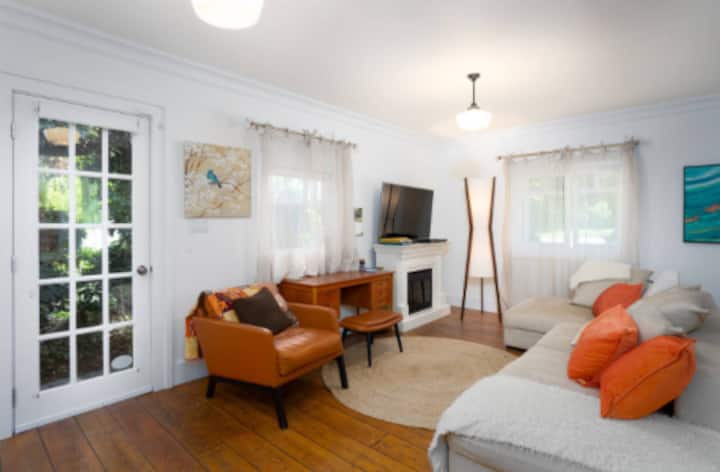 "The Lucky Dog" Garden Studio - Gibsons