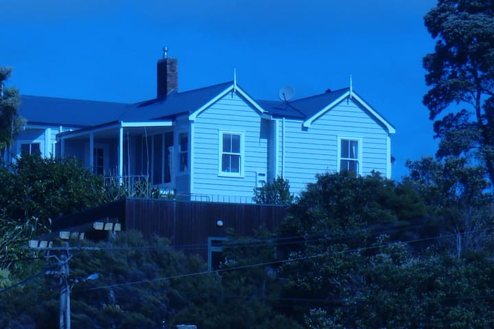Blue Gables Modern Restored Historic Villa - Raglan