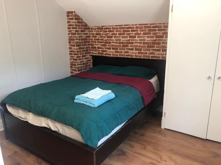 Private 2nd Floor Unit Near Jane Station -