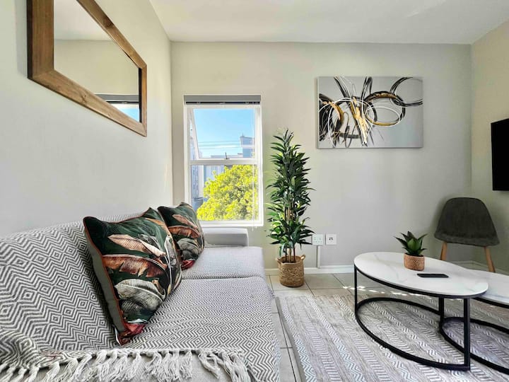 Bright, Secure Apartment, Table View - Parklands