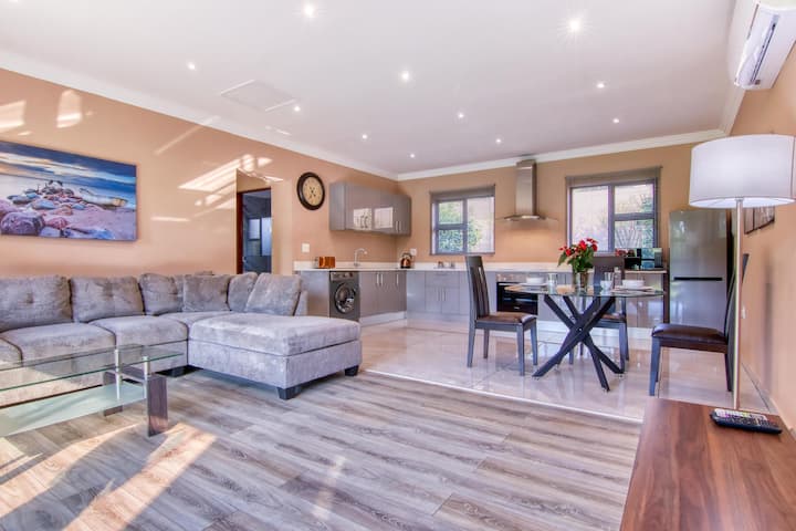 Mulberry Cottage.modern,cozy Hideaway. - Sandton