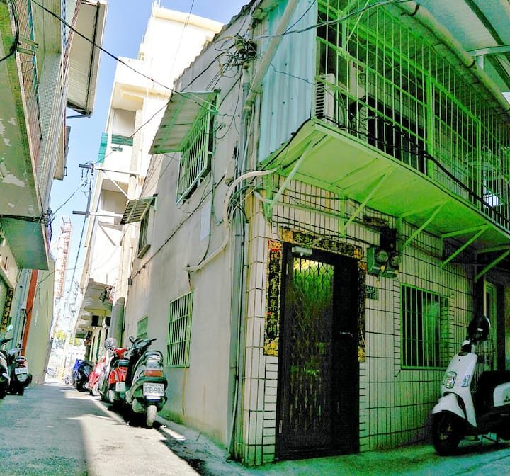 「弎弄弌号」[老宅屋客棧］{蓮池潭龍虎塔}｛世運主場館｝ - 楠梓區