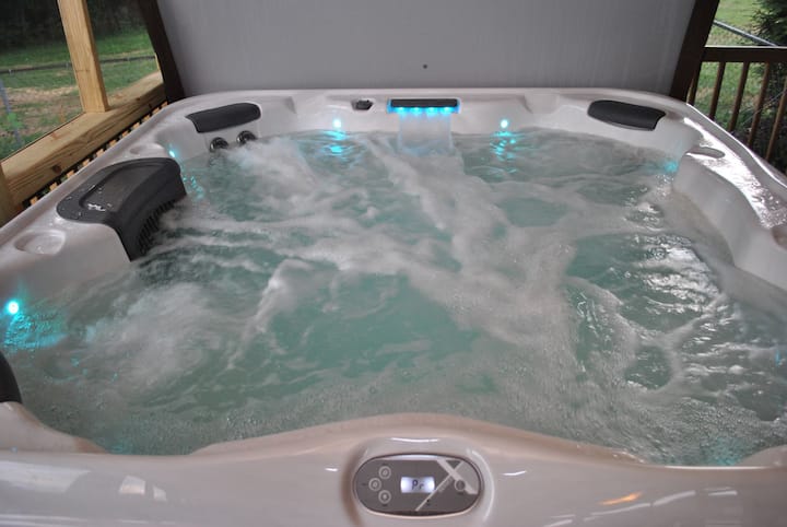 4 Rooms, 6 Beds With Pool, Spa; Hosts Live In Home - Lynchburg, VA