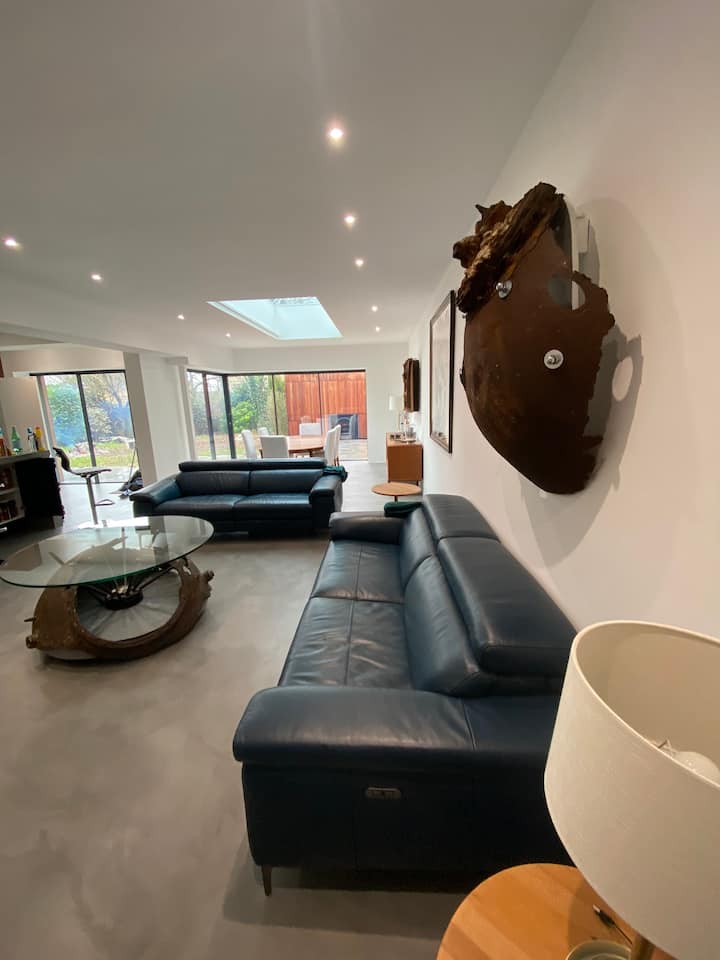 Cowes
Detached House 
3 Mins Walk From Town - Isle of Wight