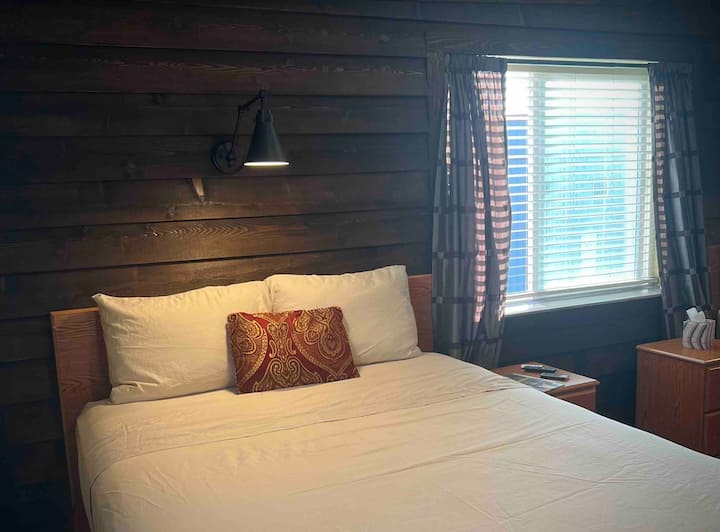 The Fly Inn At Merrill, The Yukon Room - D4 - Anchorage, AK
