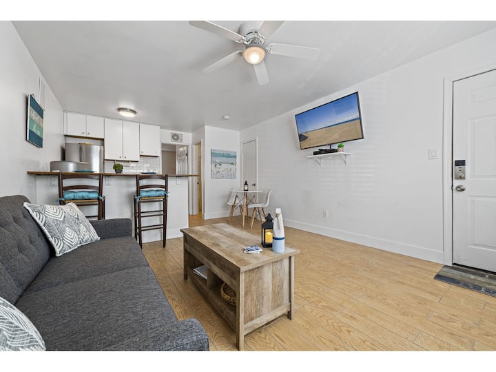Cozy Retreat-1 Bd Condo, 1 Block From Beach! - Virginia Beach, VA