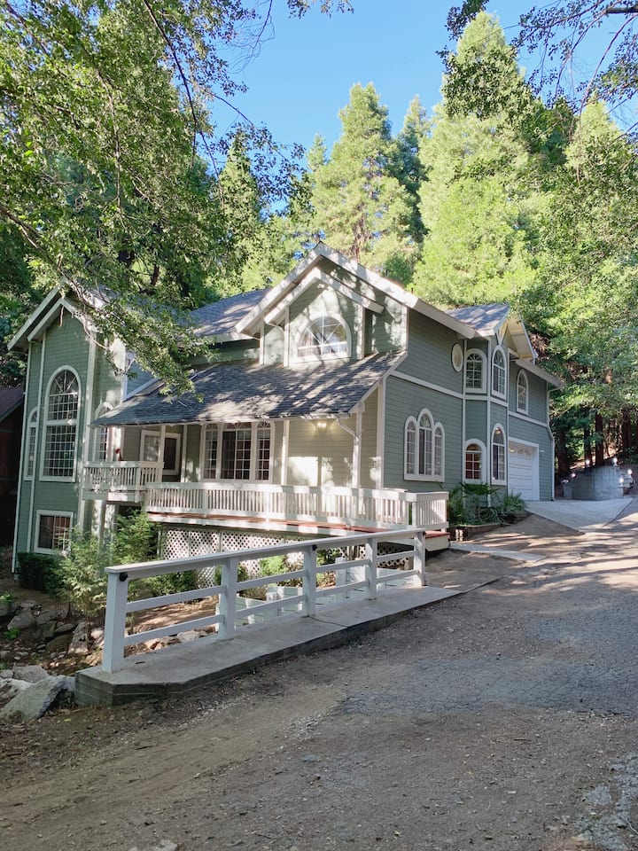 The Luxurious Modern Lake Arrowhead House. - San Bernardino, CA