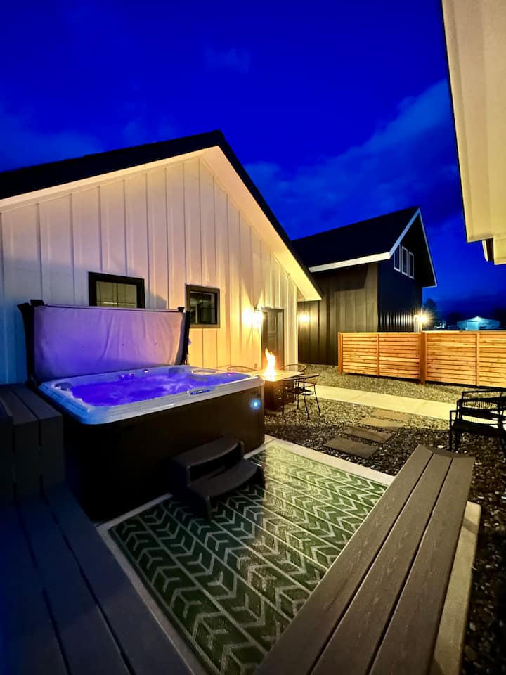Walk To Field Of Dreams! Modern Retreat W/ Hot Tub - Sandpoint, ID