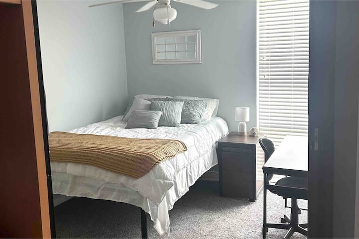 Serene Downtown Apt On Canal W/free Parking - Indianapolis, IN