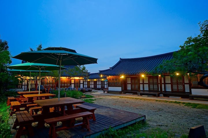 민속문화를 사랑하는 이들이 함께 즐거이 노닐수 있는 한옥호텔 별당채 202호 - Jeonju-si