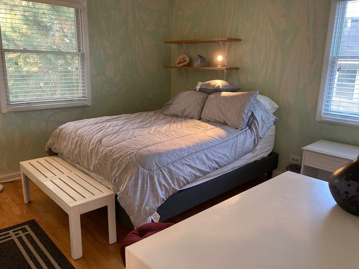 Private Bedroom In The Safest Naperville Area - Naperville, IL