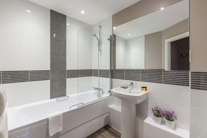 Deluxe Two Bedroom Apartment At City Wall House By House Of Fisher - Reading