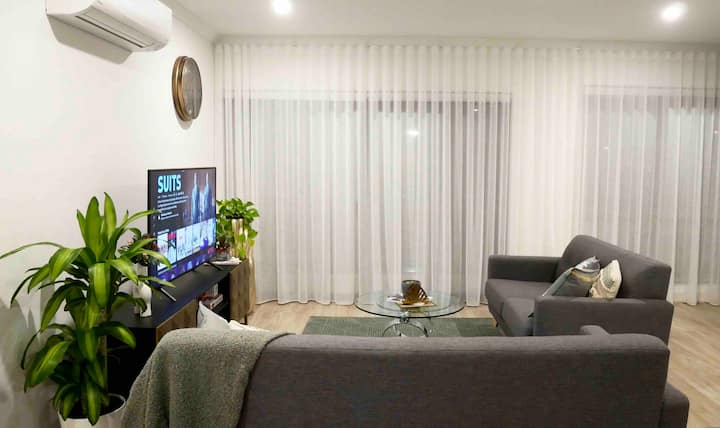Luxe Getaway With Balcony & Central Location - Beaconsfield, Australia