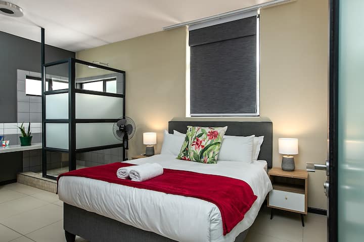 Ornate Rosebank Apartment With Courtyard - Johannesburg