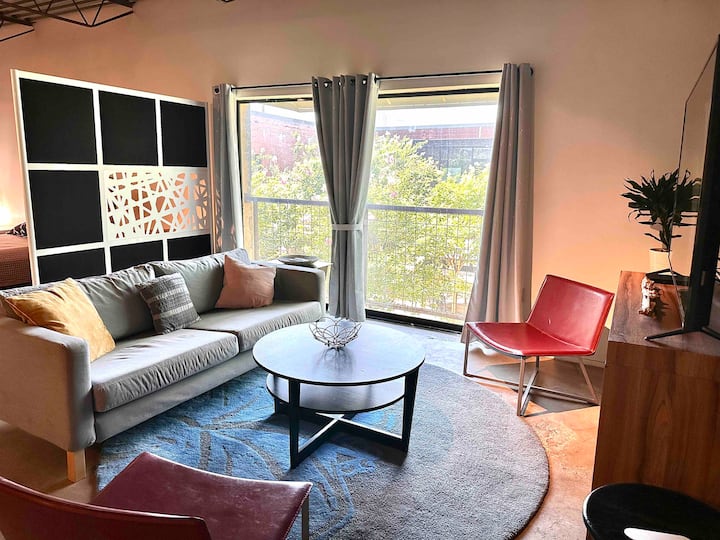 Eclectic Industrial City Loft With Coworking - Dallas, TX