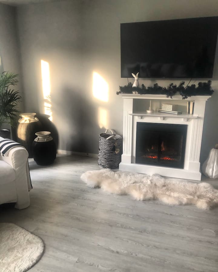 Beautiful Town House For Rent ! Free Parking Lot - Burlington