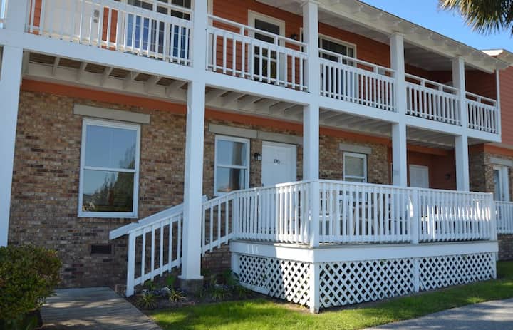 #106 Beach Breeze 2bd 2bath 1st Floor Full Kitchen - Sullivan's Island, SC