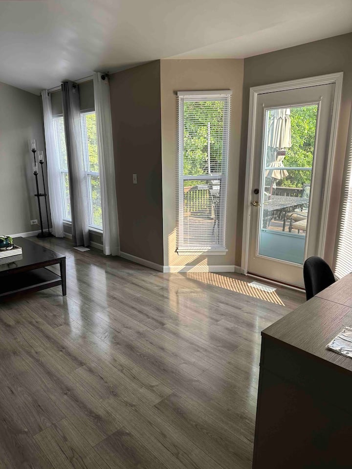 Emerald Spacious 3 Bedroom 4 Beds One King - Algonquin, IL
