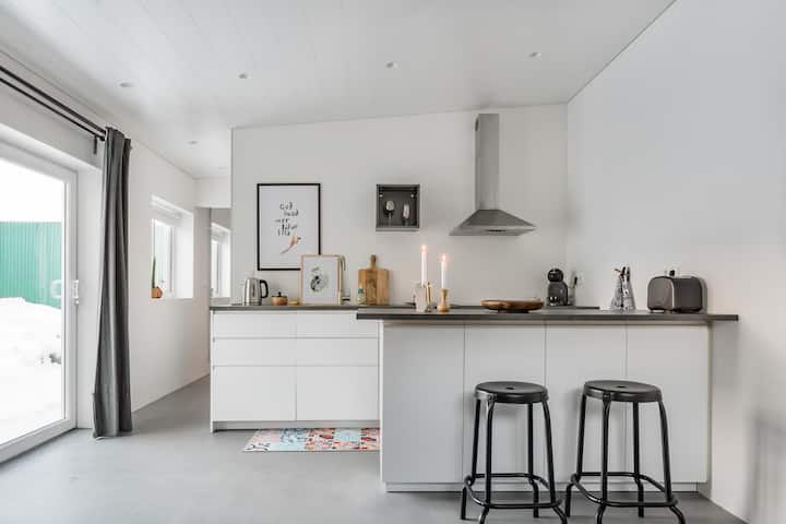 Contemporary Icelandic Charm In A House Near The Ocean - Islandia