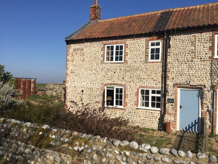 Sleepy Old Cottage On The Dramatic Norfolk Coast - Norfolk