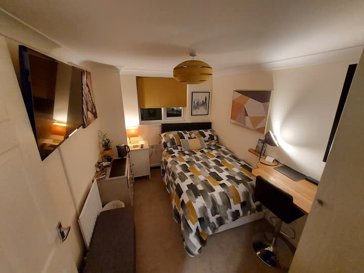 Local To Train Station With Private Bathroom - Highclere