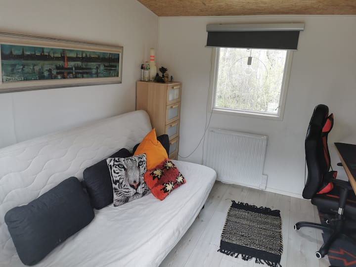 Mysig Liten Stuga I Hemtrevlig Trädgård - Jönköping