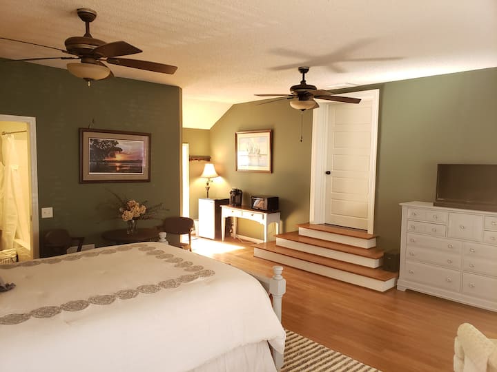 "Be Our Guest" - Large Private Suite!! - 찰스턴