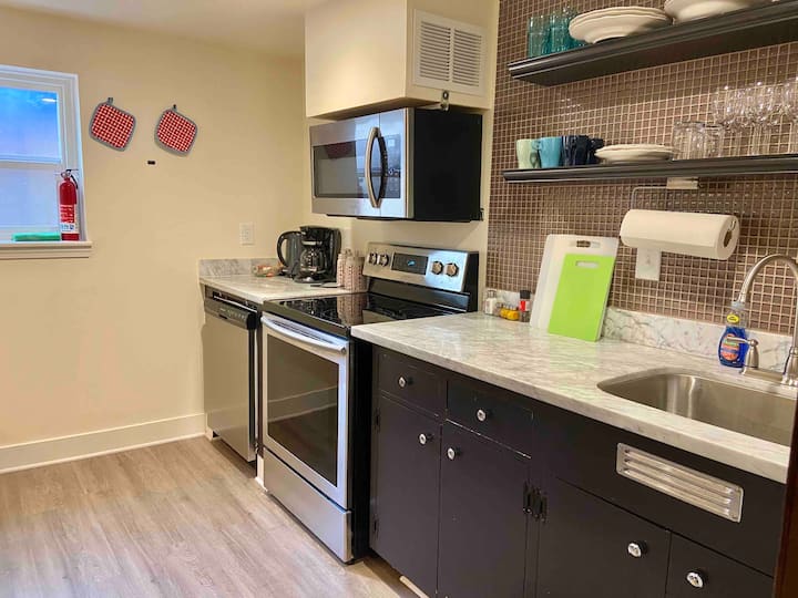 Cozy, Family-friendly 3 Br Unit In Ne Seattle - Seattle, WA