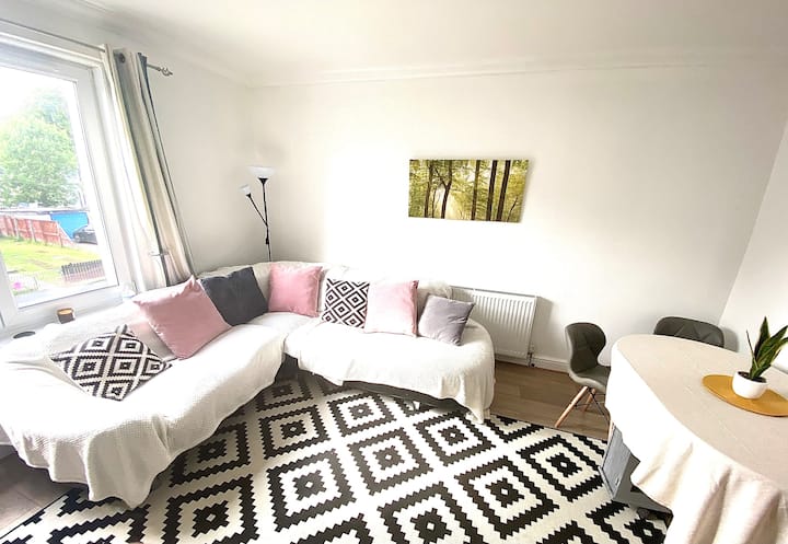 Spacious, Bright  2 Bedroom Apartment  - Sleeps 4 - Glasgow