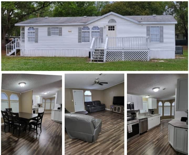 Pet Friendly 3 Bedroom Home With Huge Backyard! - Lakeland, FL