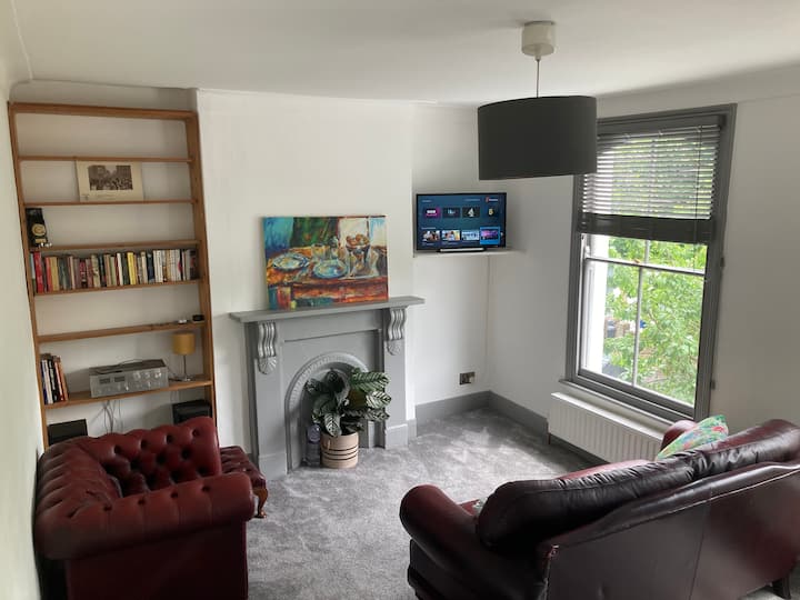 Self-contained, Bright 2 Bedroom Flat. - Hackney - London