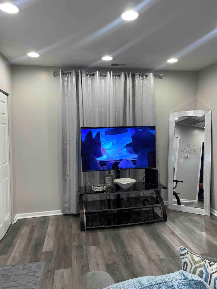 Beautiful Newly Renovated 3 Bedroom 2 Bathroom Apt - Ford City - Chicago