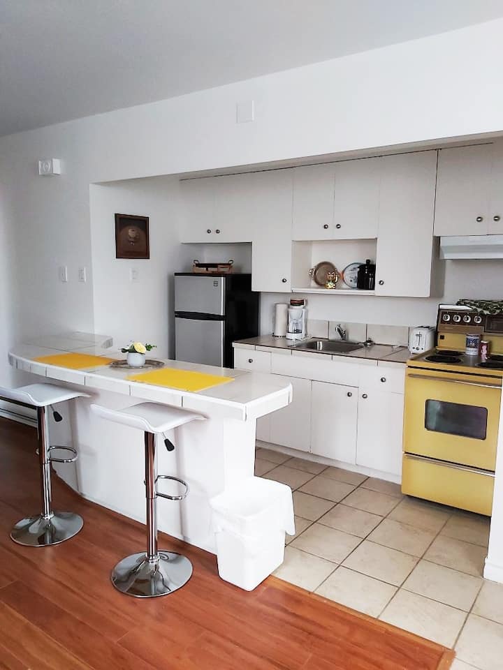 Escape To Provence In This Cozy Penthouse Apt - Trois-Rivières