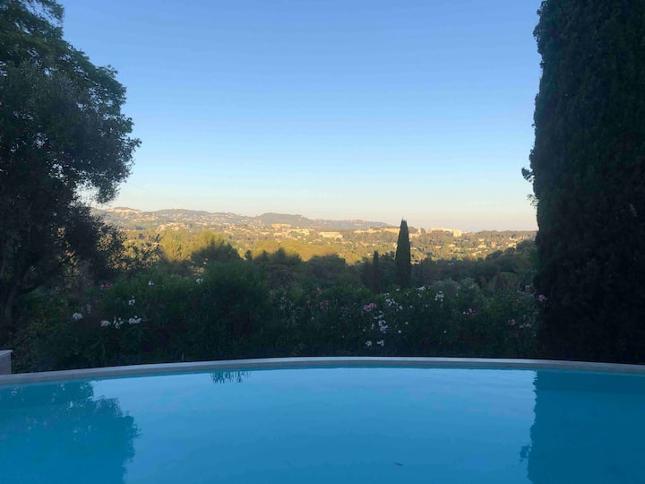 À 10’ Des Plages
Calme, Belles Terrasses, Piscine - Mougins