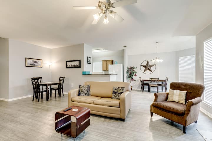 Spacious & Charming With A Bunk Room! Affordable - Irving, TX