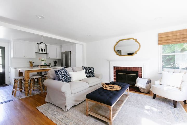 “Lady Mary” 3 Bedroom Ballard Cottage - シアトル