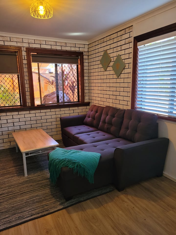 Walk To Beach, Shops And Hotel - Gladstone Central