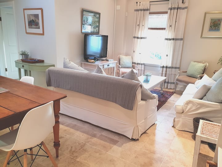 Bishopscourt Mountain View Apartment In Leafy Area - Cape Town