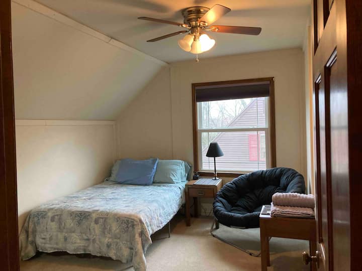 A Block From Ku! Atwood Rm W/parking! Ripple House - Lawrence, KS