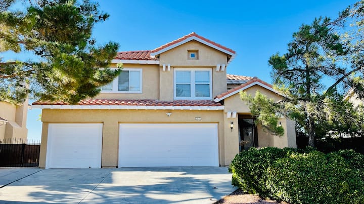 Elegant Home W/million Dollar View & Fireplaces - Palmdale, CA