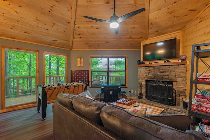 Serene Mountain Getaway~games~hot Tub~partial View - Gatlinburg, TN