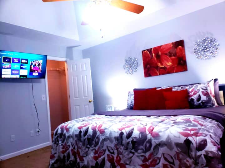 Large Home With Jetted Tub Sleeps 6 - Duluth, GA