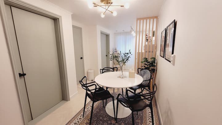 [M02] 5min Walk To 홍대역/2침실/2퀸침대/clean & Cozy Stay - Seoul