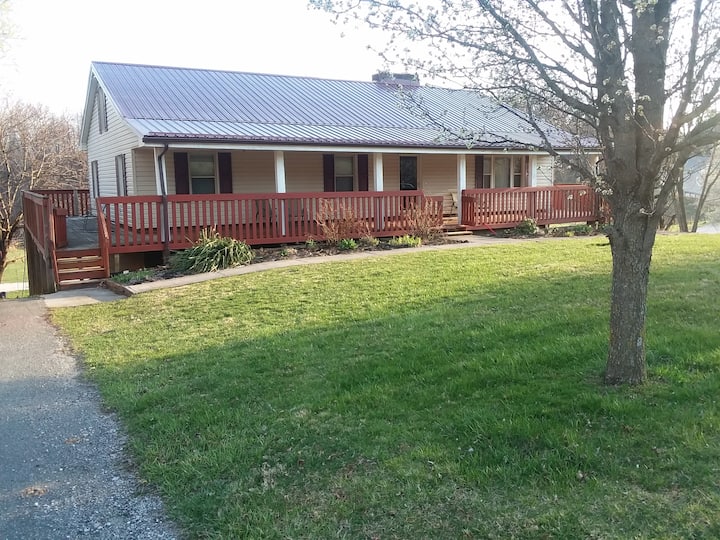 Ranch Cabin Near Virginia Tech - Blacksburg, VA